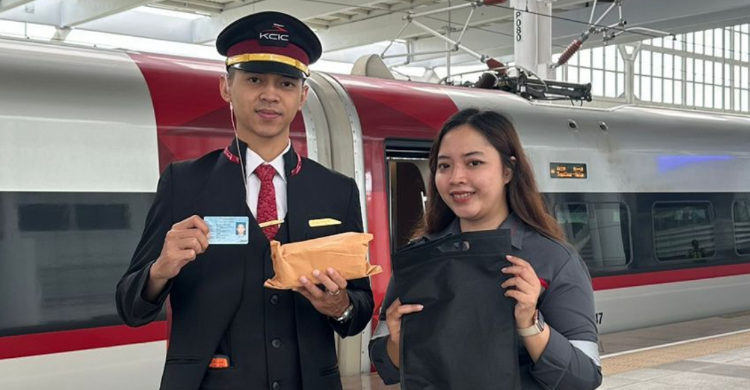 Petugas KCIC Kembalikan Amplop Penumpang Berisi Rp 50 Juta Yang Tertinggal