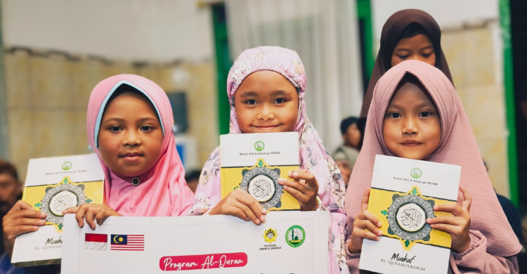 PKIMB Dan YAU Bagikan Al-Qur’an untuk Santri Dan Guru Ngaji Di Bandung