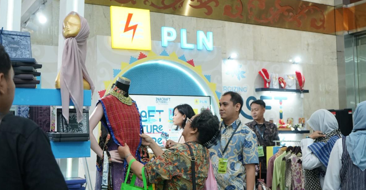 PLN Angkat Potensi UMKM Muda Di Pameran INACRAFT 2025