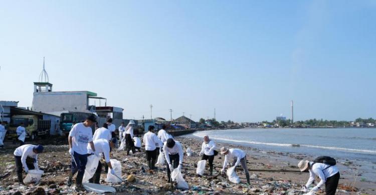 PLN EPI Bersihkan Teluk Labuan, 27 Ton Sampah Terangkut