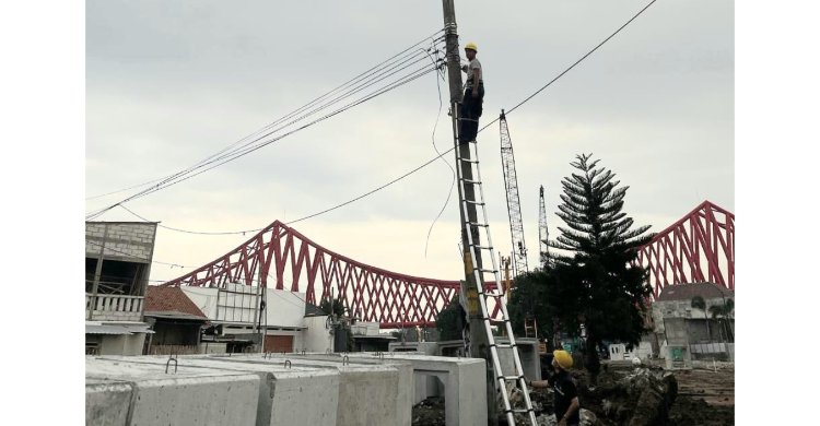 PLN Icon Plus Lakukan Penataan Kabel Fiber Optik di Simpang Joglo Surakarta