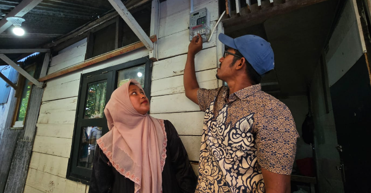 PLN Nyalakan 2.597 Sambungan Listrik Gratis bagi Keluarga Prasejahtera