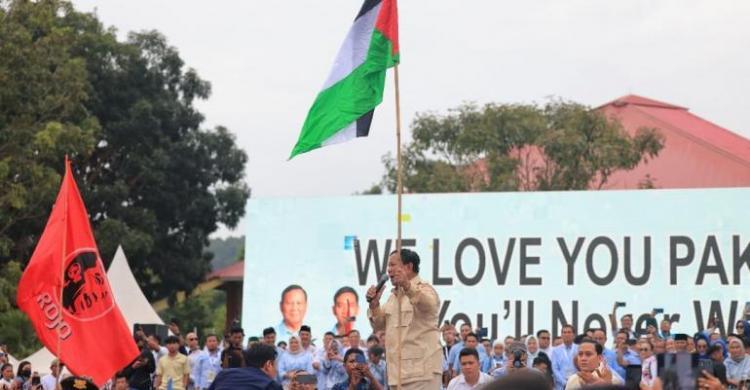 Prabowo Cium Bendera Palestina Pemberian Warga Kepri,Ajak Doa Untuk ...