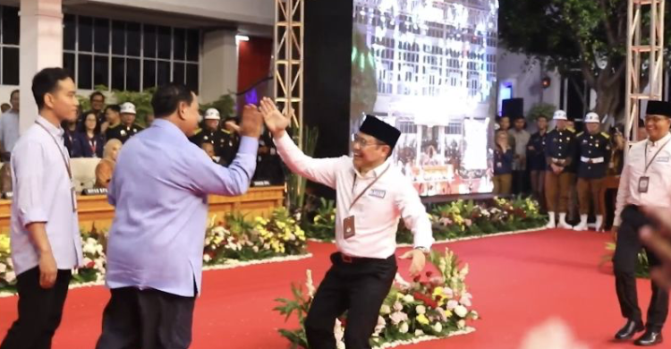 Prabowo-Gibran Dan Anies-Imin Saling Tos Dan Joget Bareng Usai Pidato ...