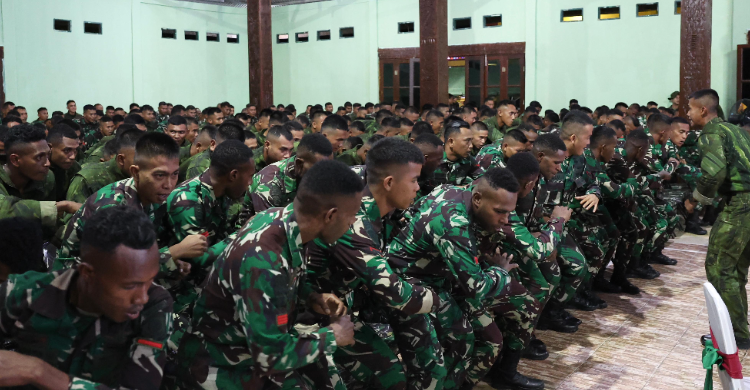 Presiden dan Menhan Sapa Ribuan Prajurit TNI yang Bertugas di Papua