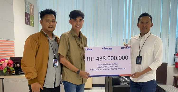 BRI Insurance Kembali Bayar Klaim Asuransi Alat Berat 438 Juta