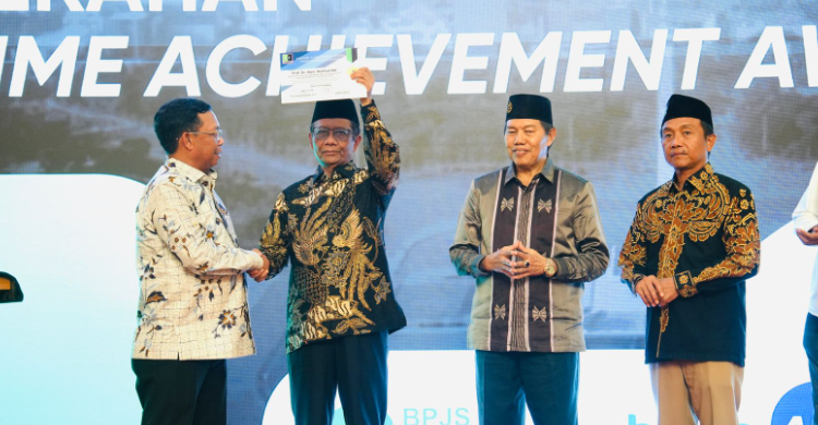 Raih Lifetime Achievement Award KAHMI, Mahfud MD Ajak Kontemplasi ...