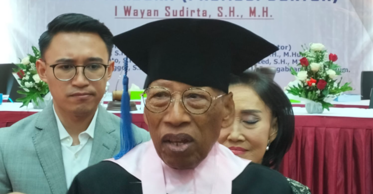 Raih Nilai Sangat Memuaskan, I Wayan Sudirta Sabet Gelar Doktor Hukum