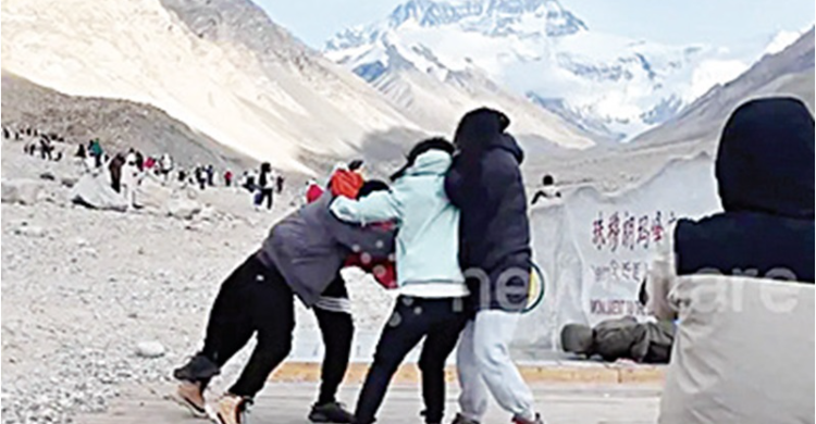 Rebutan Tempat Foto, Empat Turis Adu Jotos