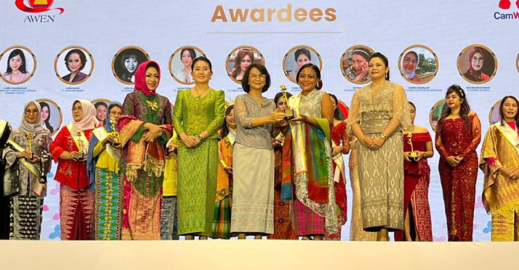 Rinawati Prihatiningsih Raih AWEN Award Di Kamboja