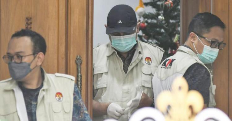 Rumahnya Di Bekasi Digeledah KPK, Hasto Ngantor Di Jakarta - Hal.2