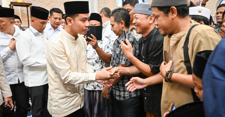 Salat Id Di Sheikh Zayed, Gibran Apresiasi Para Ulama Jaga Kemakmuran Masjid