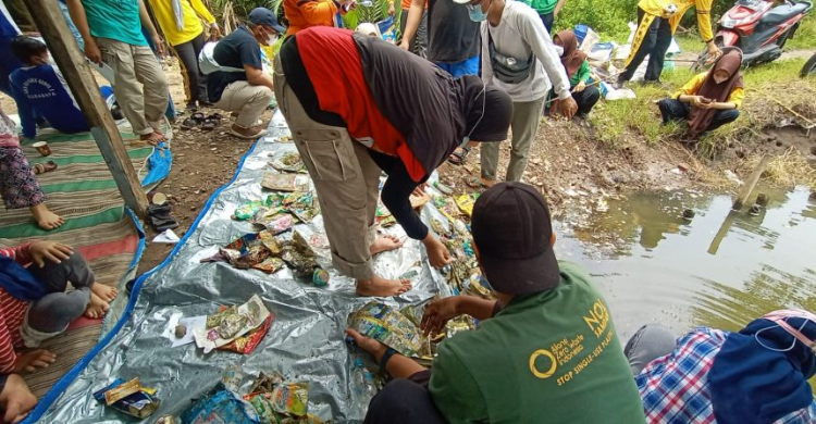 Sampah Plastik 10 Perusahaan Mamin Cemari Muara Sungai Wonorejo