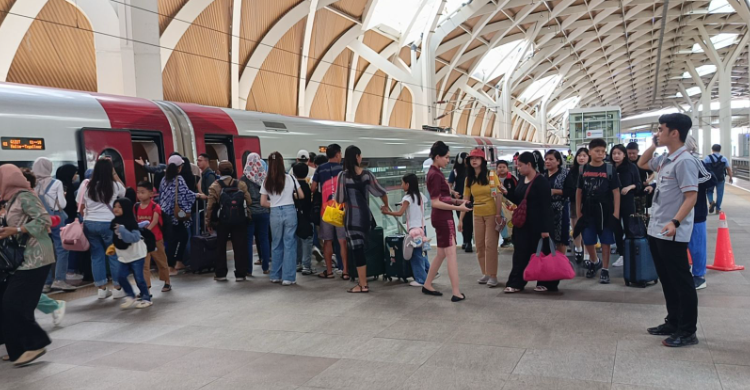 Selama Libur Nataru, 321 Ribu Tiket Whoosh Telah Terjual