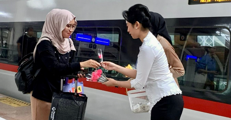 Semarak Hari Kartini, Petugas Whoosh Berkebaya Bagikan Bunga & Gift ke ...