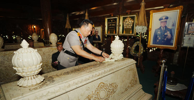 Setelah BJ Habibie, Hari ini Kapolri Ziarah ke Makam Presiden Soeharto