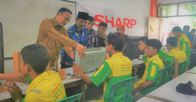 Sharp Class Kembali Hadir, Persiapkan Siswa SMK Masuk Dunia Kerja