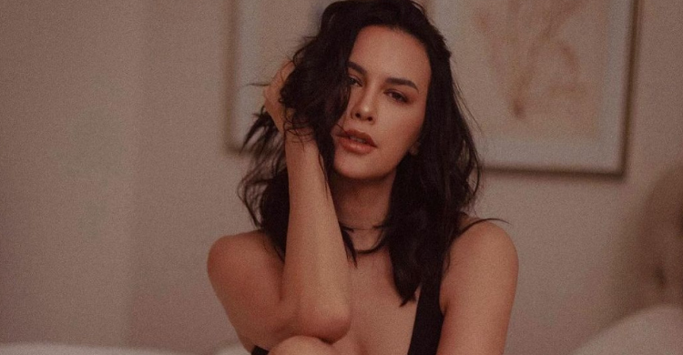 Sophia Latjuba, Unggah Foto Di Atas Ranjang