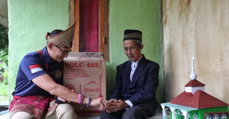 Sowan Ke Sepuh Pahawang, Sandiaga Beri Alat Semprot Pestisida