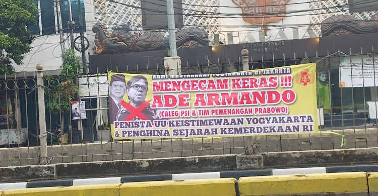 Spanduk Kecaman untuk Ade Armando Bertebaran di Jakarta