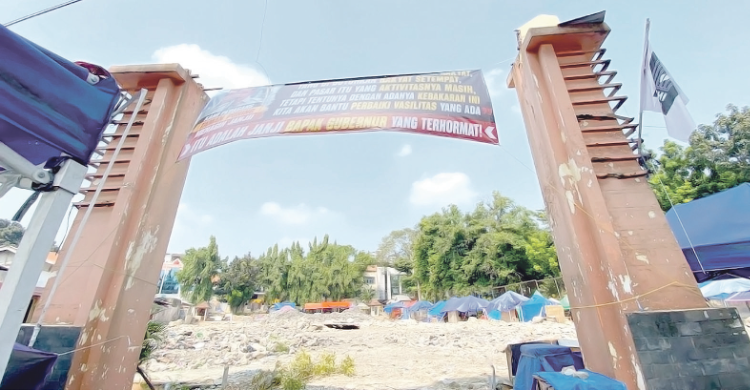 Pedagang Taman Puring Jualan Di Tengah Puing