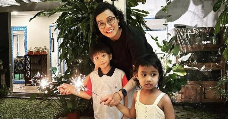 Malam Tahun Baru, No WiFi, Sri Mulyani Pilih Main Kembang Api Dengan Cucu