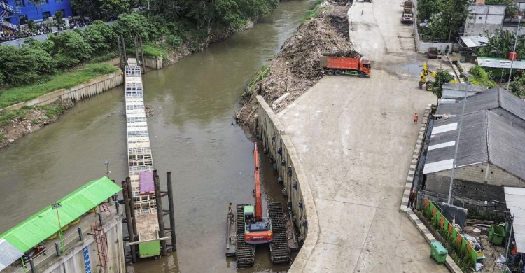 Terhambat Kendala Pembebasan Lahan Normalisasi Kali Ciliwung Mandek