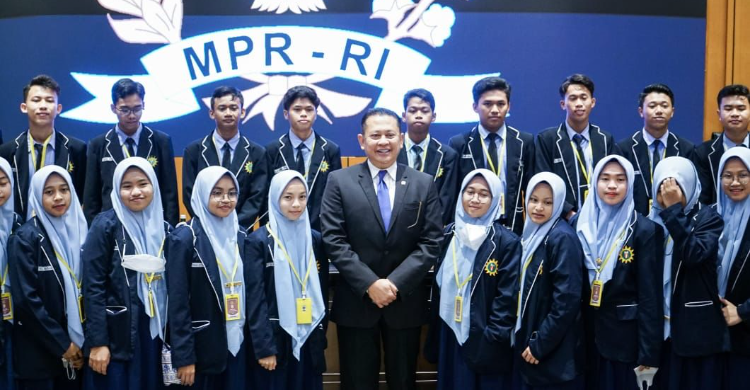 Terima Siswa SMA Pesantren Modern Internasional Dea Malela Ketua MPR Ajak Generasi Muda ...