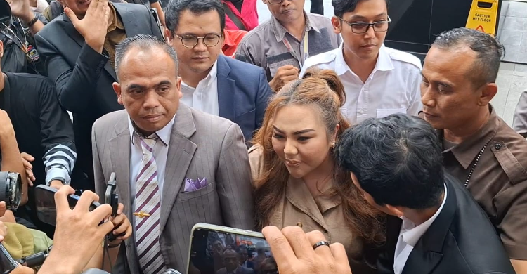 Tiba di KPK, Lisa Mariana Janji Bakal Kooperatif