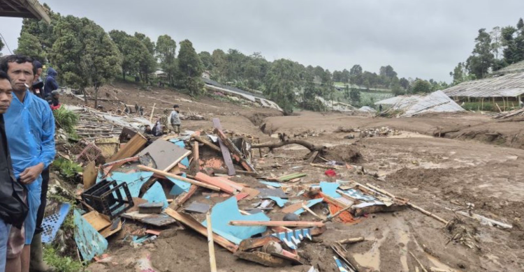 Tim SAR Cari 82 Warga Tertimbun Longsor di Gunung Burangrang Bandung Barat