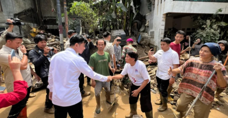 Tinjau Korban Banjir, Gibran Becek-becekan, Celana Kena Lumpur