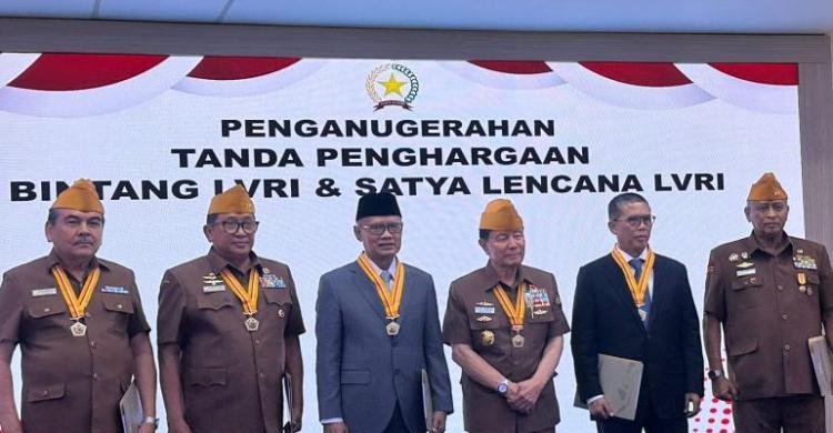 Tokoh Muhammadiyah Yendra Fahmi Terima Bintang Legiun Veteran RI