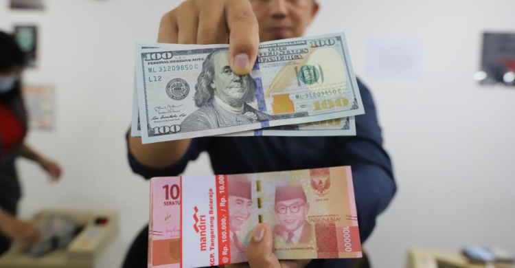Tunggu Data Inflasi AS, Rupiah Masih Tertekan