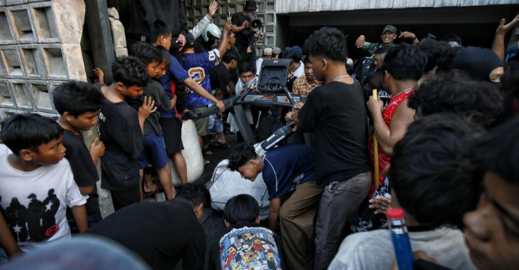 Warga Kembalikan 32 Barang Milik Ahmad Sahroni, Termasuk Sertifikat Tanah