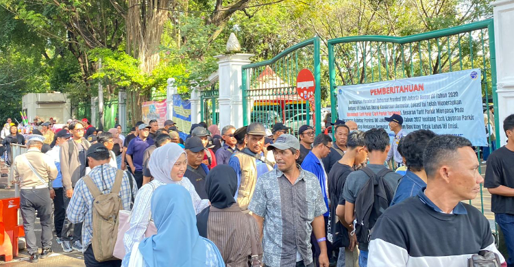 Warga Padati Monas Nonton Pertunjukan Pesawat Dan Band Di Hari Bhayangkara ke-79