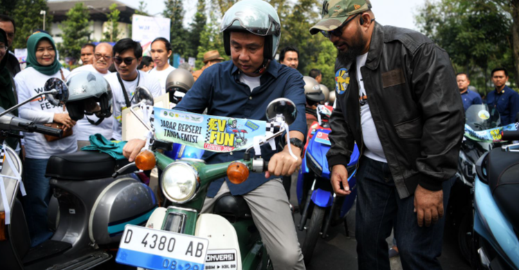 Pj Gubernur Jabar Bey Machmudin dan Tokoh Masyarakat Konvoi Motor Listrik