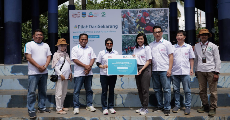 Yayasan WINGS Peduli Lakukan Aksi Bersih di Pantai Pangandaran