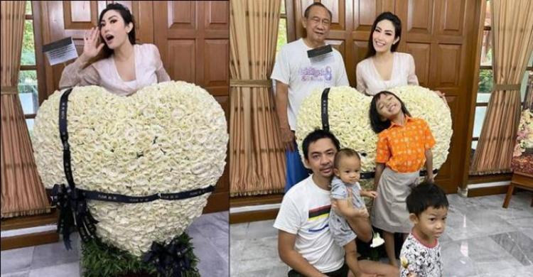 Ayu Dewi, Terima Bunga Dari Toko Denise