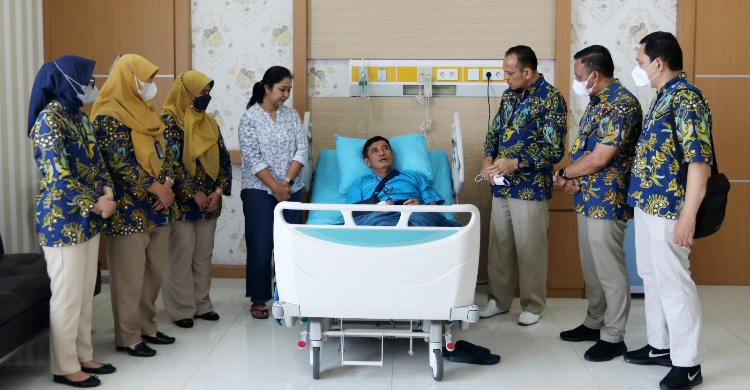 Direktur Hubungan Kelembagaan Asabri Besuk Kapolda Jambi di RS Bhayangkara