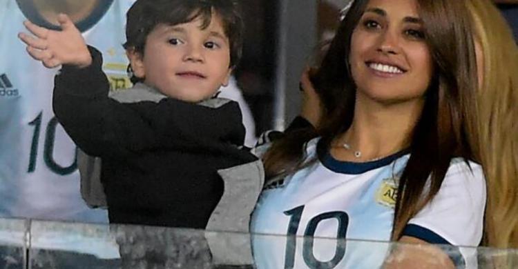 Istri Lionel Messi Tampil Mewah Di Paris Fashion Week