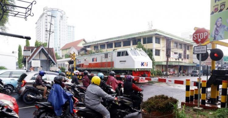 Lewat Perlintasan Sebidang, Kudu Tengok Kiri Kanan, Tolong Dahulukan Perjalanan KA