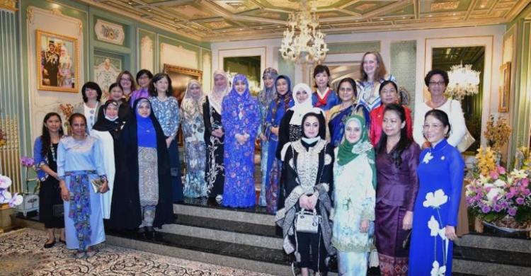 Kain Batik Indonesia Terpilih Jadi Kado Ultah Untuk Permaisuri Sultan ...