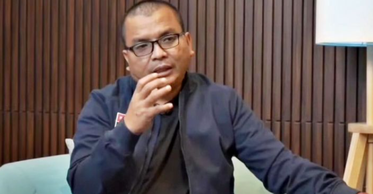 Denny Kembali Jadi Pusat Perhatian