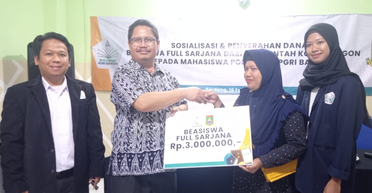 Politeknik PGRI Serahkan Beasiswa ’Full Sarjana’