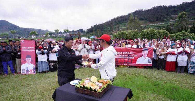 Rayakan Ultah Ganjar Pranowo, Sahabat Ganjar Potong Tumpeng Di Dieng