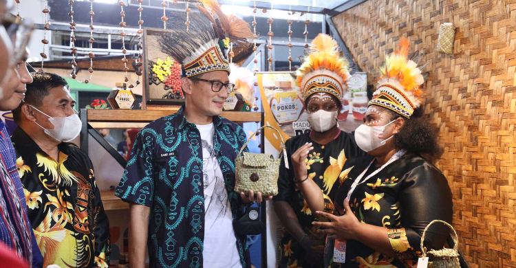 Sandiaga Uno Wujudkan Harapan Pegiat UMKM Asal Papua Di Ambon