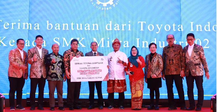 TMMIN Donasi 2 Mesin Mobil Ke SMK Mitra Industri 02 Pati Untuk Alat Peraga