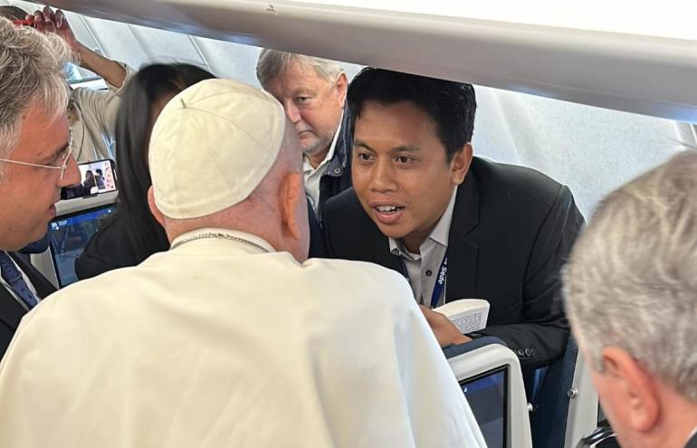 Ada Yang Curhat, Minta Berkat, Sampai Minta Tanda Tangan