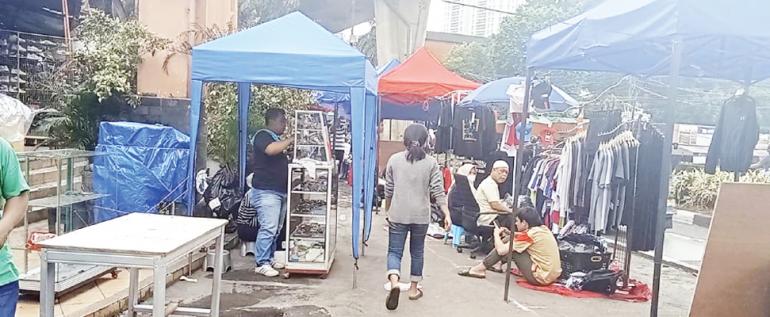 Pedagang Buka Lapak Di Tepi Jalan Kyai Maja