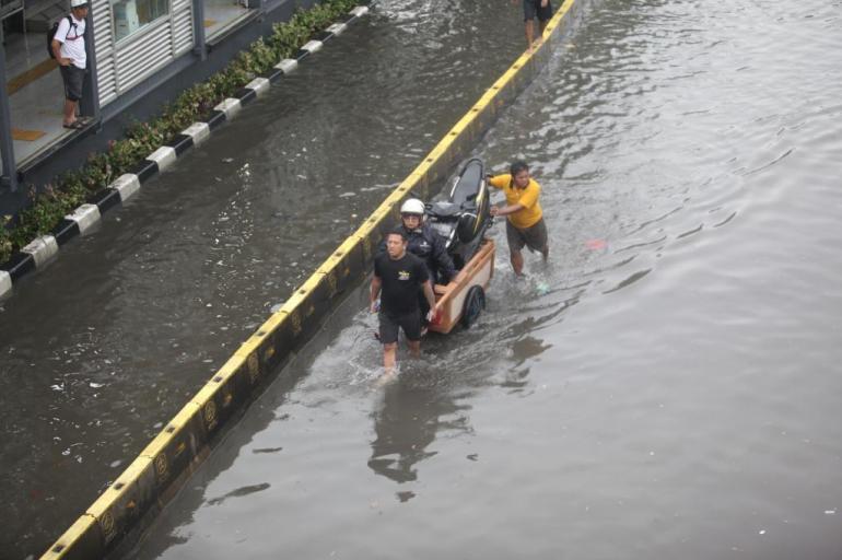 Antisipasi Banjir Awal 2026, DLH DKI Kerahkan 1.790 Pasukan Orange